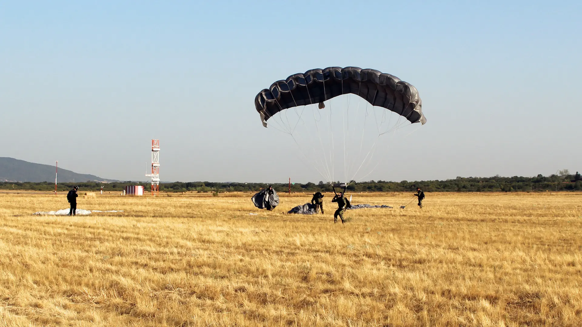 Napredna obuka srpskih padobranaca: Skokovi vršeni tehnikama VIVO i VINO